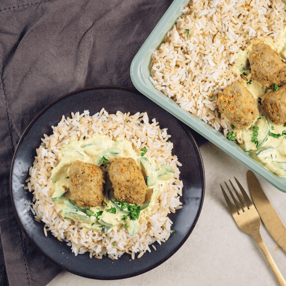Curry de coco et courgette, boulettes de volaille et riz